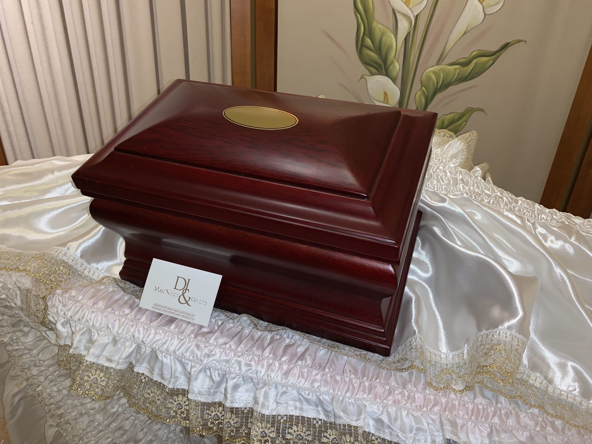 Mahogany Urn – DJ MacNeice